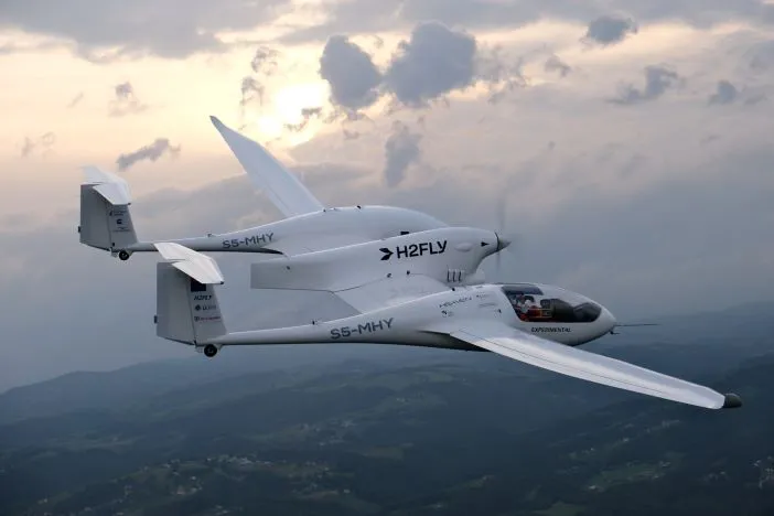 H2FLY flies liquid hydrogen-fueled aircraft for the first time ...
